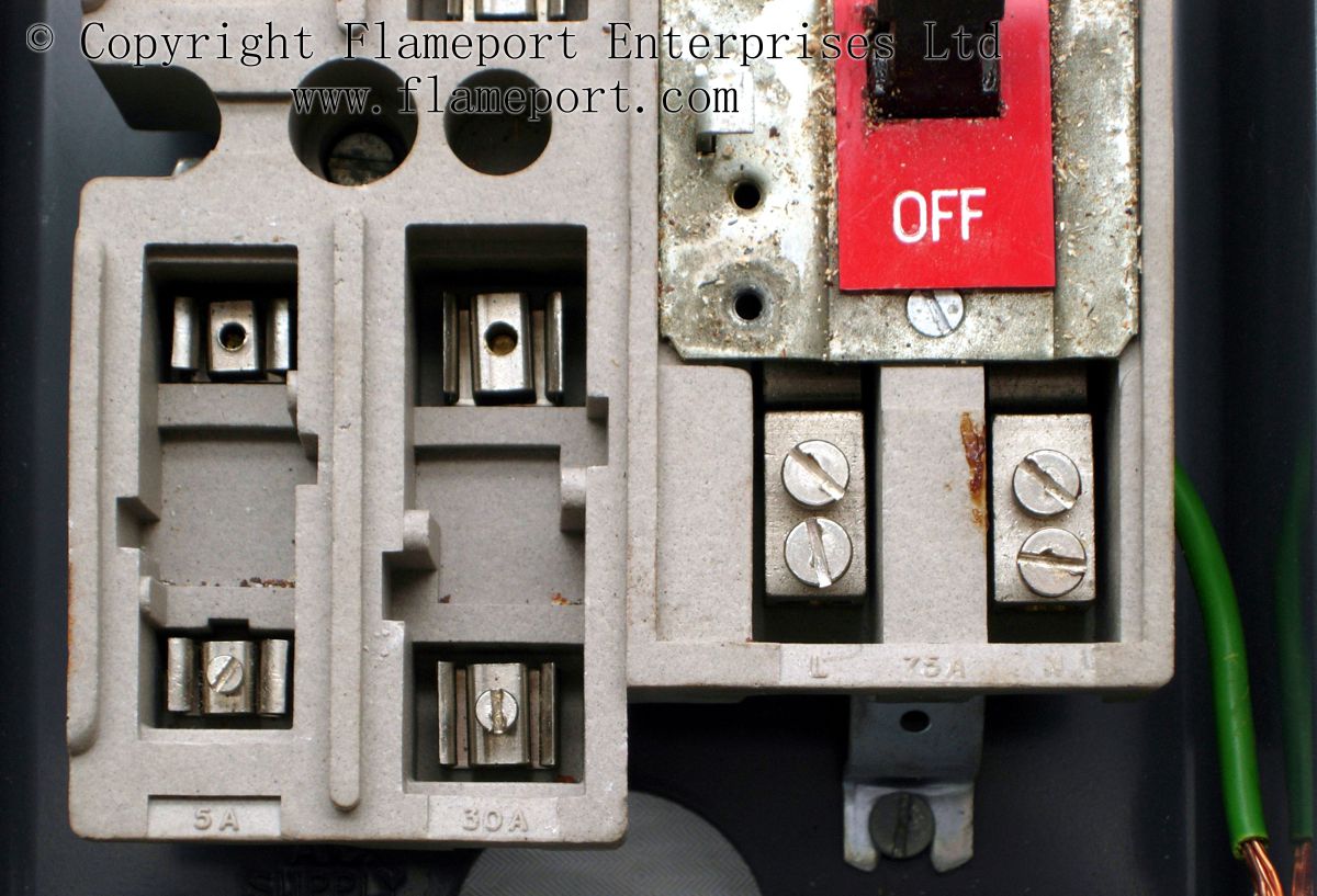 MEM 4 way enclosed grey metal fuse box